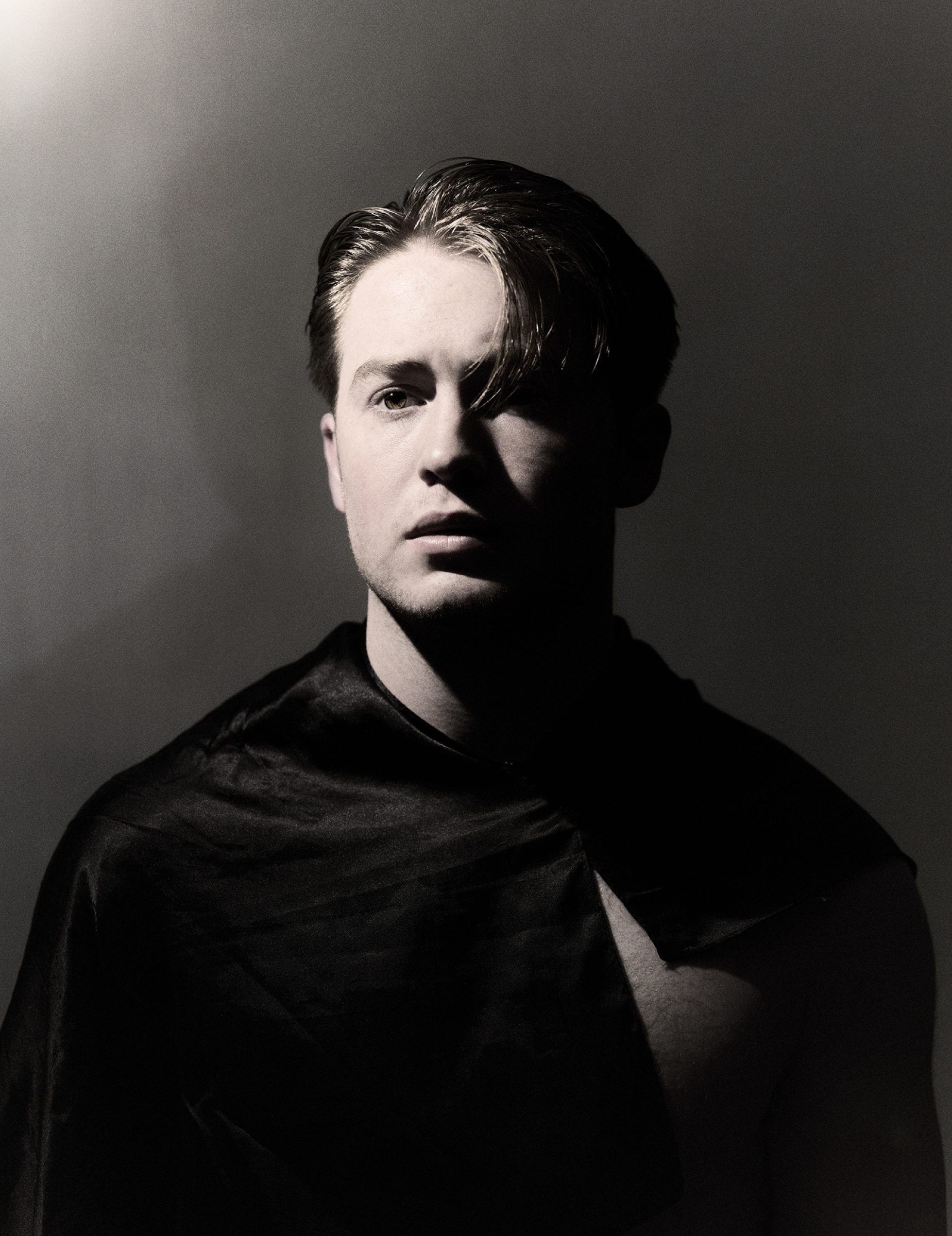 Solitary Portraits – Nadav Kander